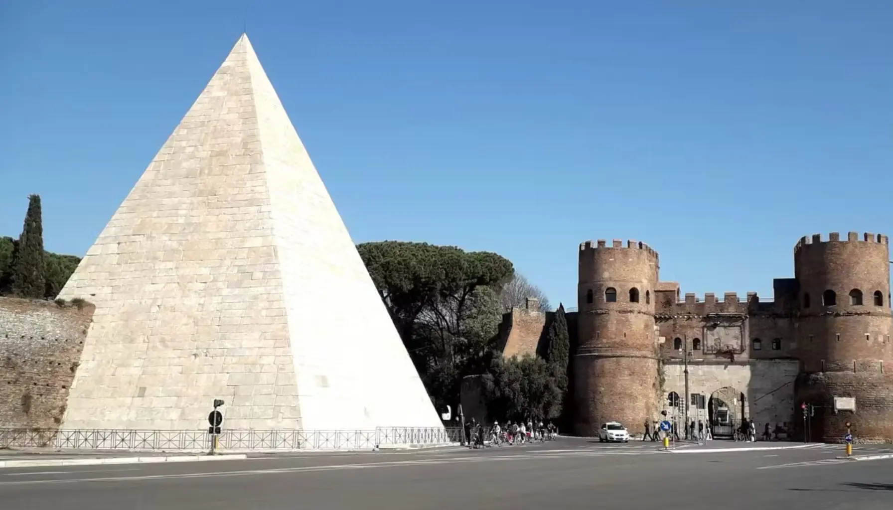La piramide Cestia a Roma: una chicca egizia nel cuore di Roma